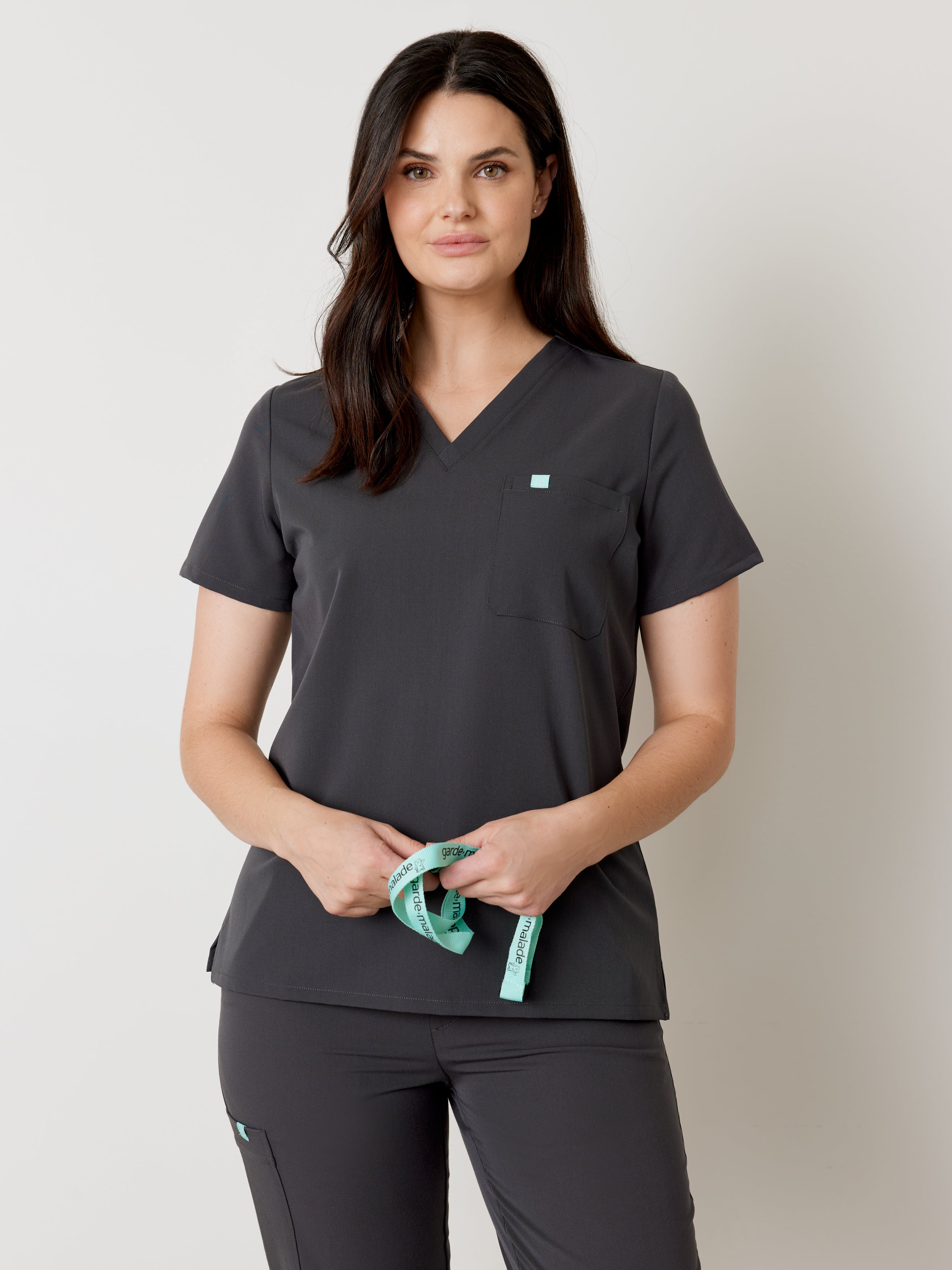 GABRIELLE RE-GARDE™ - CHARBON - One Pocket Scrub Top –Garde-Malade