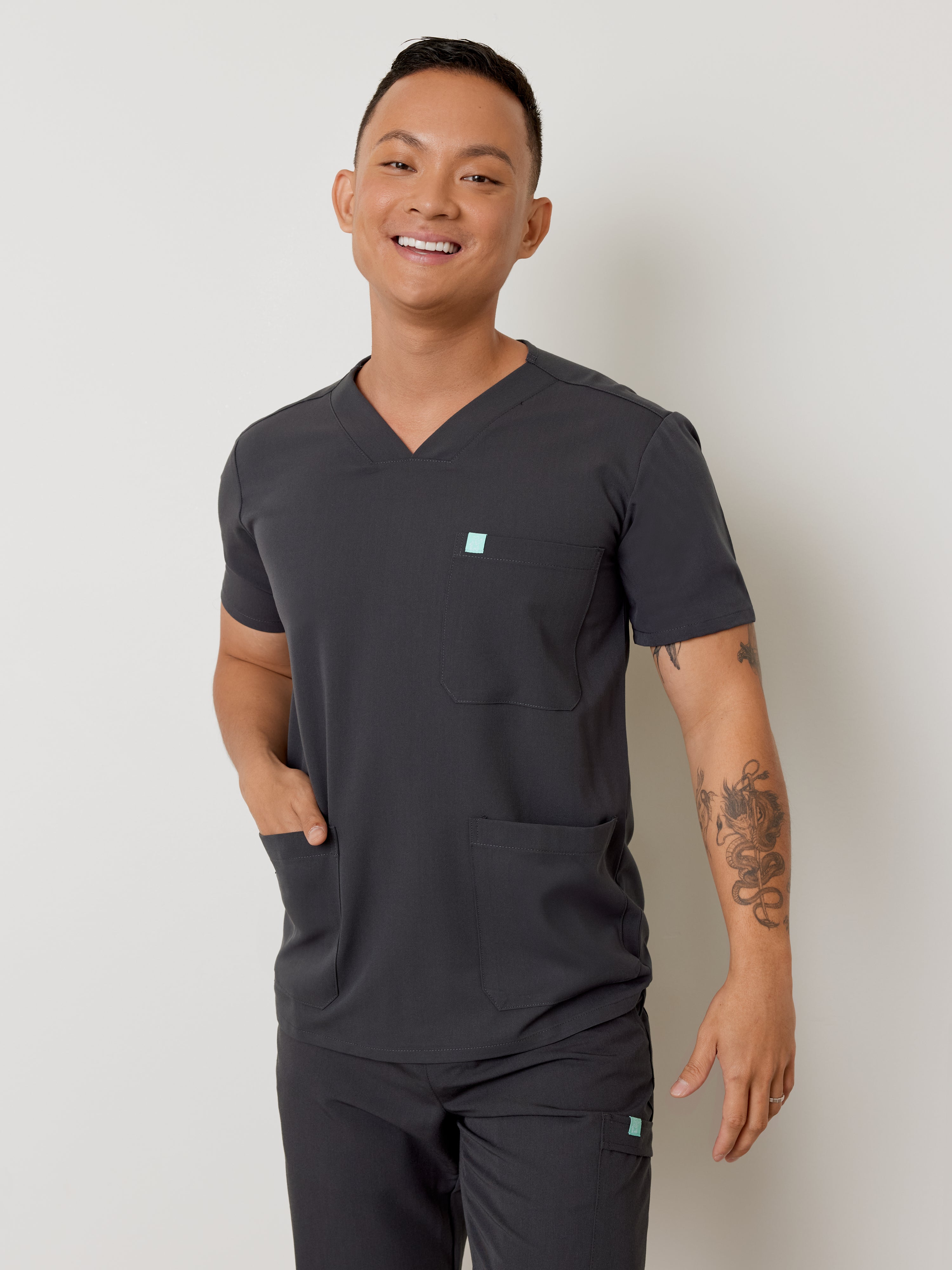 ZACK RE-GARDE™ - CHARBON - Three Pockets Men's Scrub Top –Garde-Malade